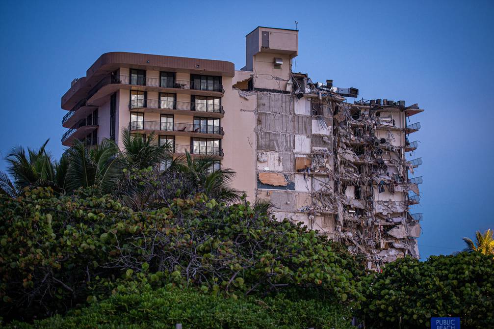 Así fue la demolición de lo que quedó del edificio colapsado en Miami