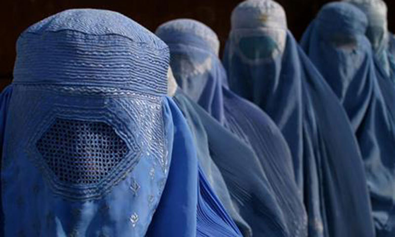 Talibanes obligan a mujeres afganas a usar el burka
