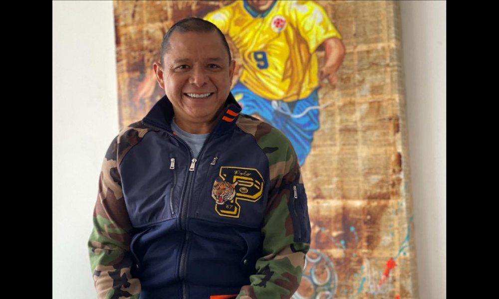 Exfutbolista Iván René Valenciano sufrió un desmayo en un avión