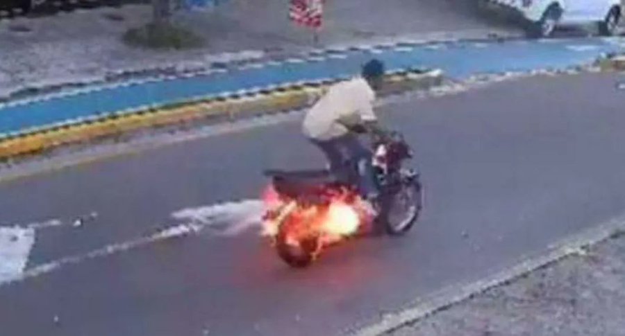 Video: intenta escapar a bordo de una moto en llamas tras robo en ...