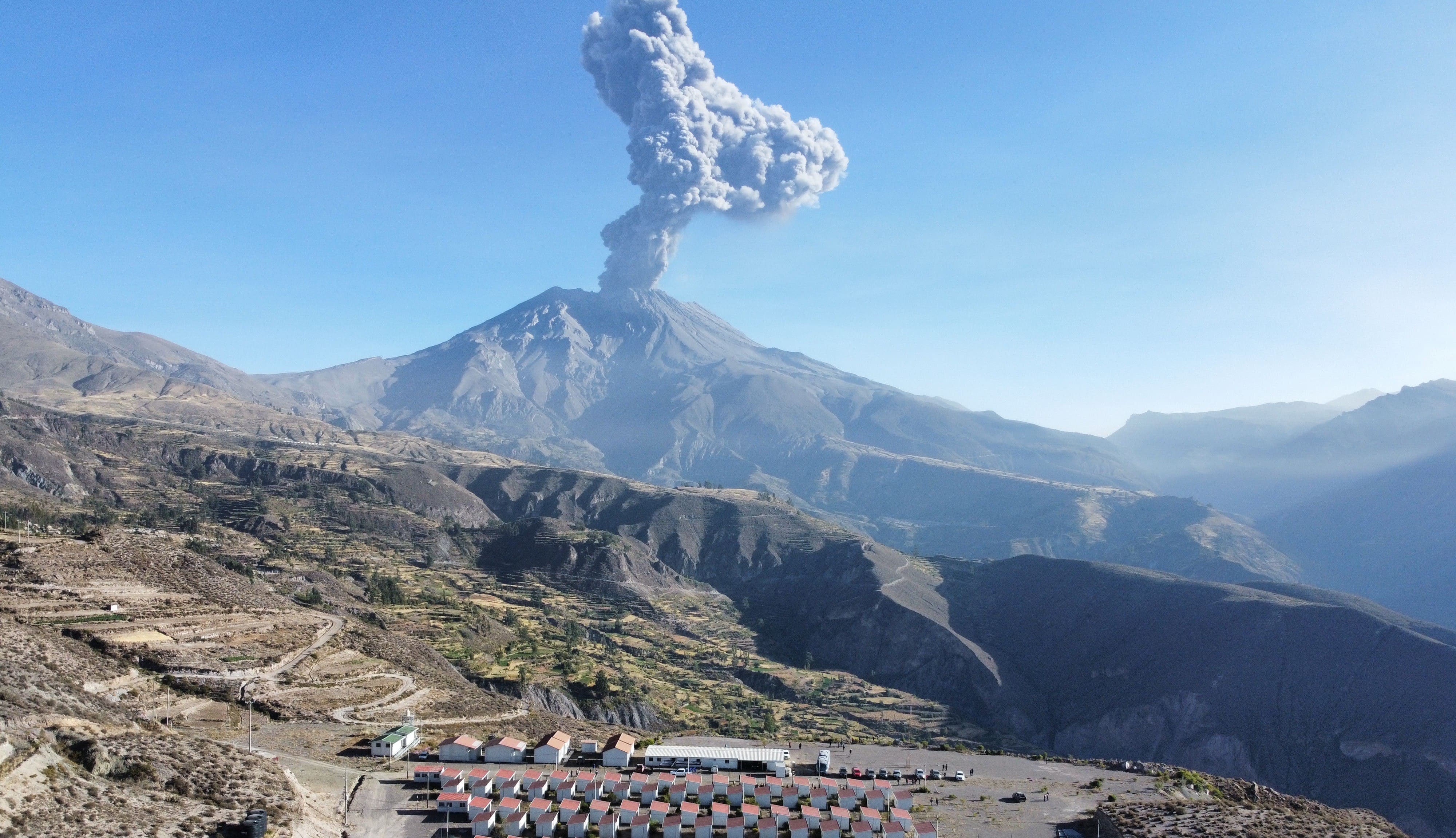 Actividad eruptiva del volcán Ubinas genera angustia en el sur de Perú
