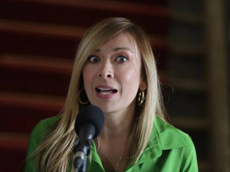 Katherine Miranda reta al ministro de Salud para que saque todas las ...