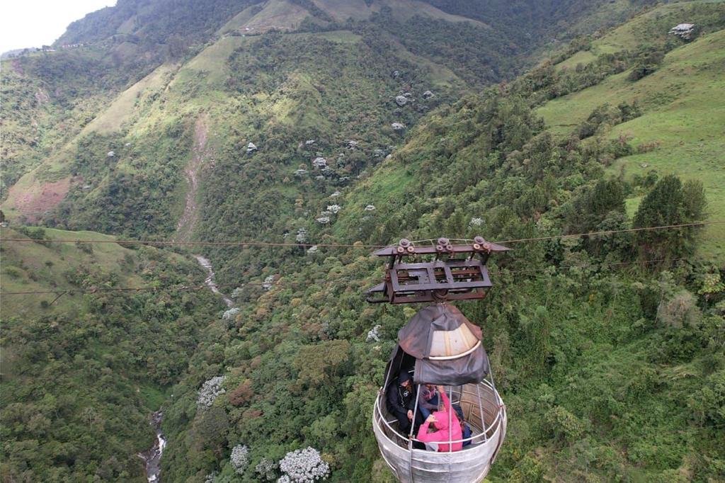 Caldas: A más de 250 metros de altura se encuentran cinco personas ...