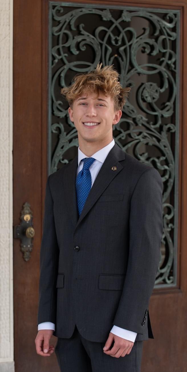 Misterios en muerte de hijo de 19 años de directiva de YouTube en ...