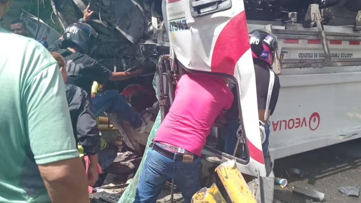Camión de basura cae desde puente en vía Cali-Palmira: conductor ... Camión de basura cae desde puente en vía Cali-Palmira: conductor ...