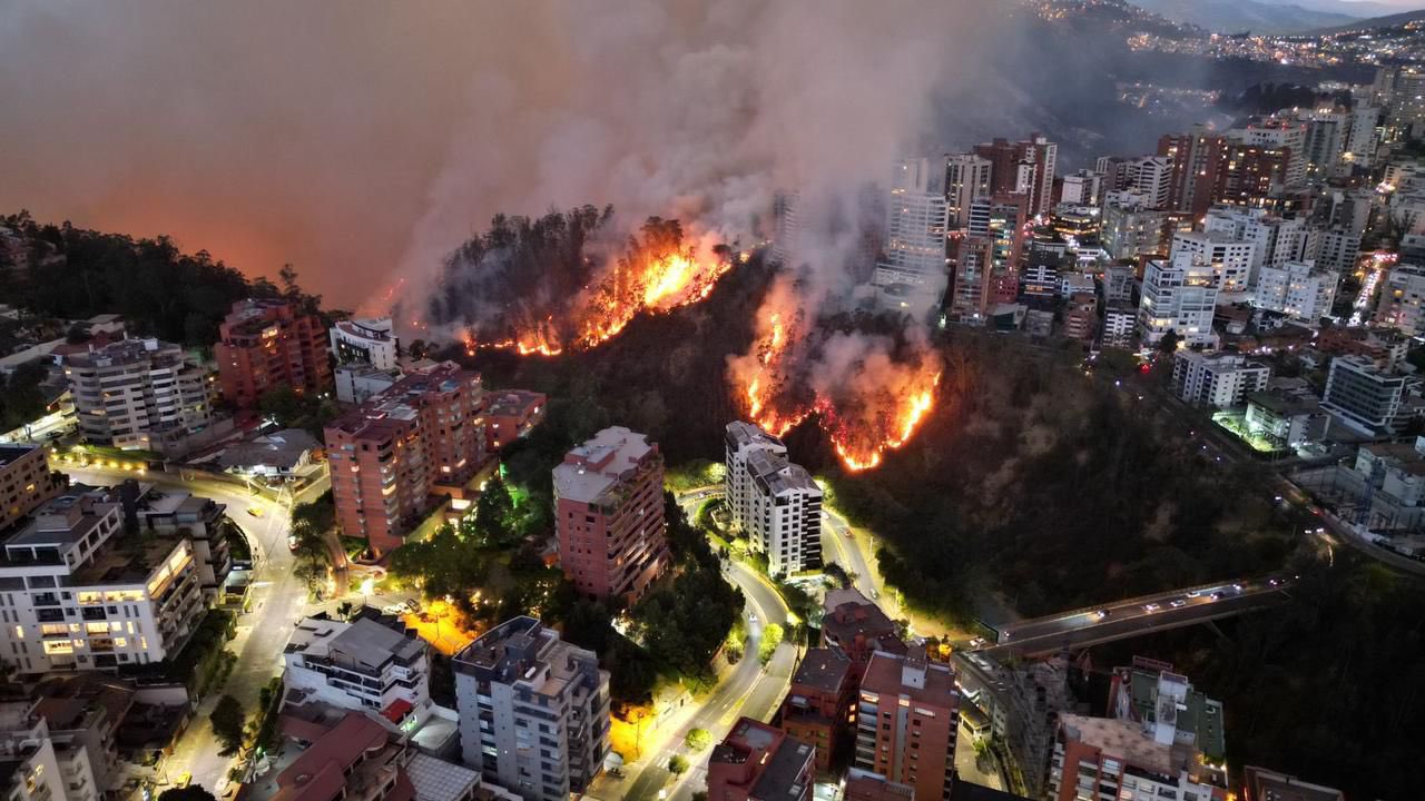 Declaran estado de emergencia en Quito, Ecuador, por incendios forestales
