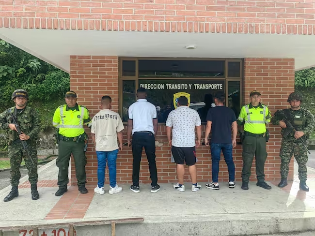 Policía rescata a menor reclutada por disidencias de las FARC en vía al ...