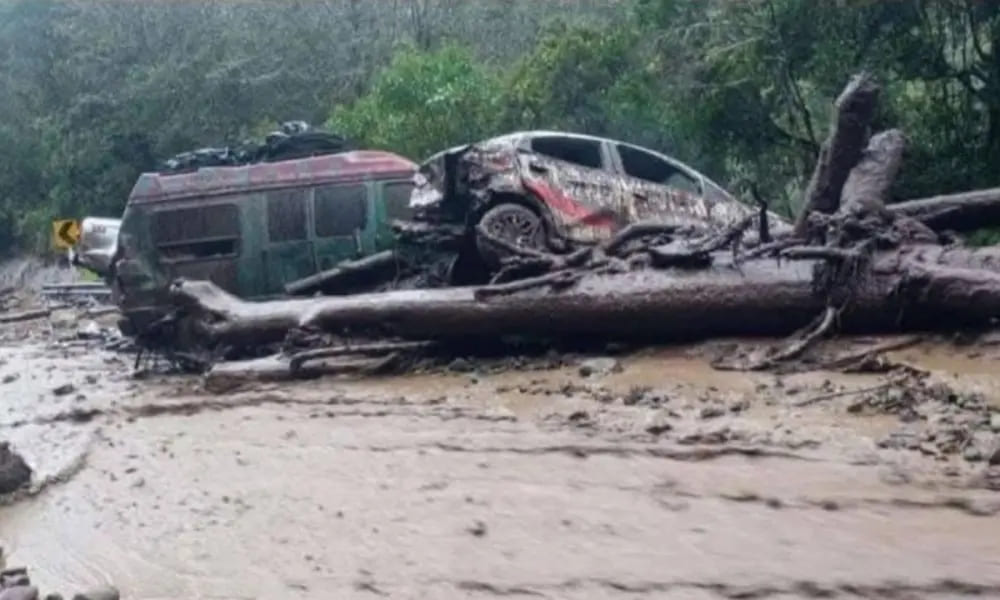 Derrumbes en Pasto dejan dos muertos y bloquean vía hacia Popayán