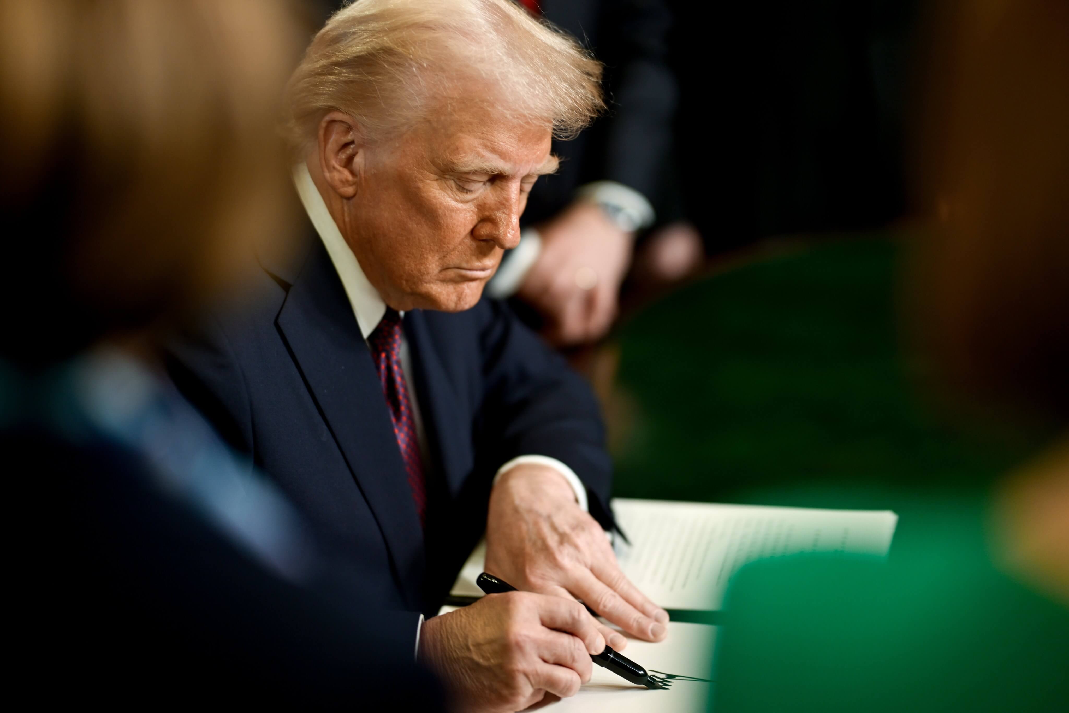 Donald Trump invoca ley de 1798 para deportar a miembros del Tren de Aragua