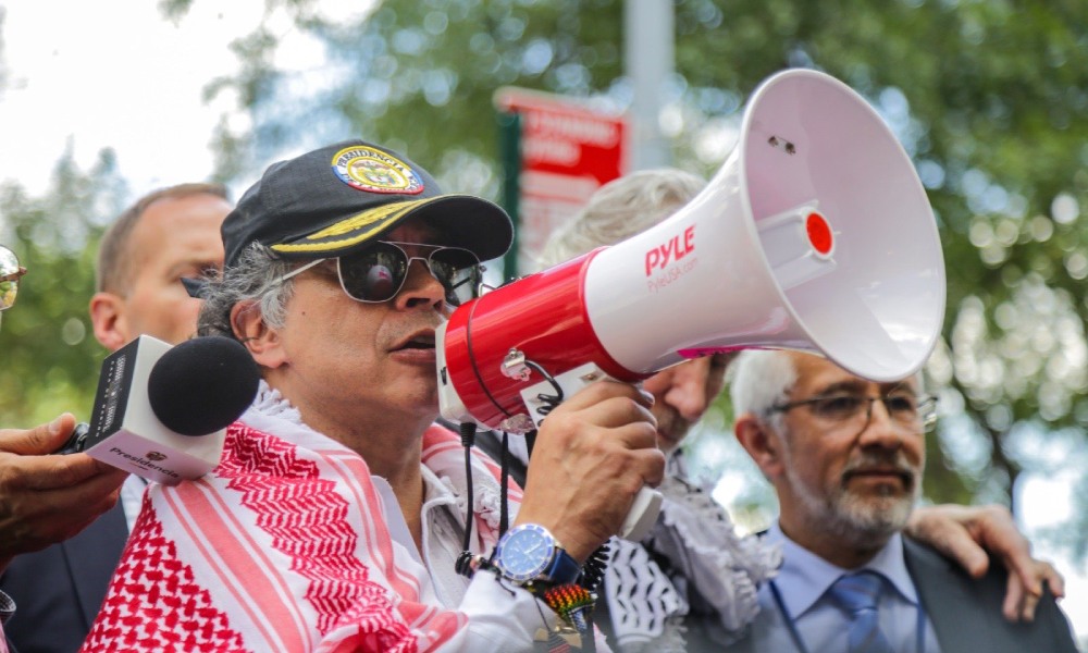 Petro se une a protesta en Nueva York y pide al Ejército de EE.UU ...