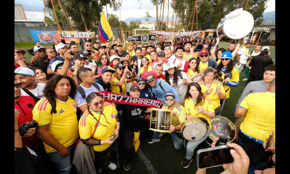 Iván Cepeda recibió camiseta de la Selección Colombia por parte de ...