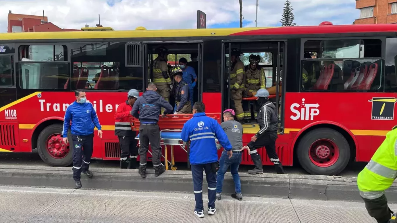 Confirman cifra de pasajeros heridos por volcamiento de Transmilenio en ...