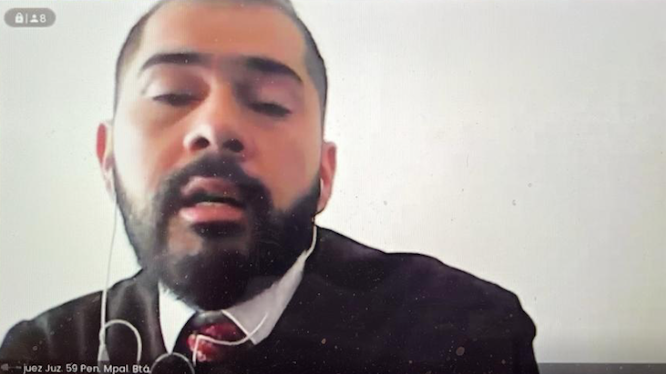 Giro inesperado: abogado de John Poulos y traductora renuncian en caso ...