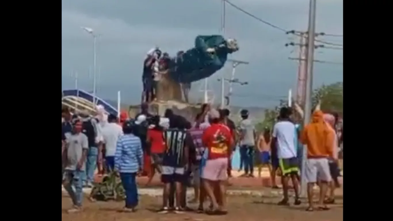 Video: tumban estatua de Hugo Chávez en el estado de Falcón, Venezuela