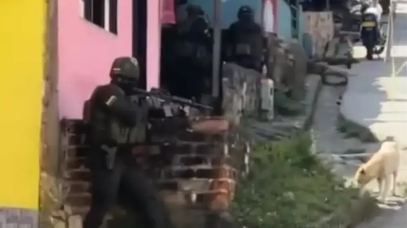 Disidencias de las Farc atacan tres estaciones de Policía con drones en ...