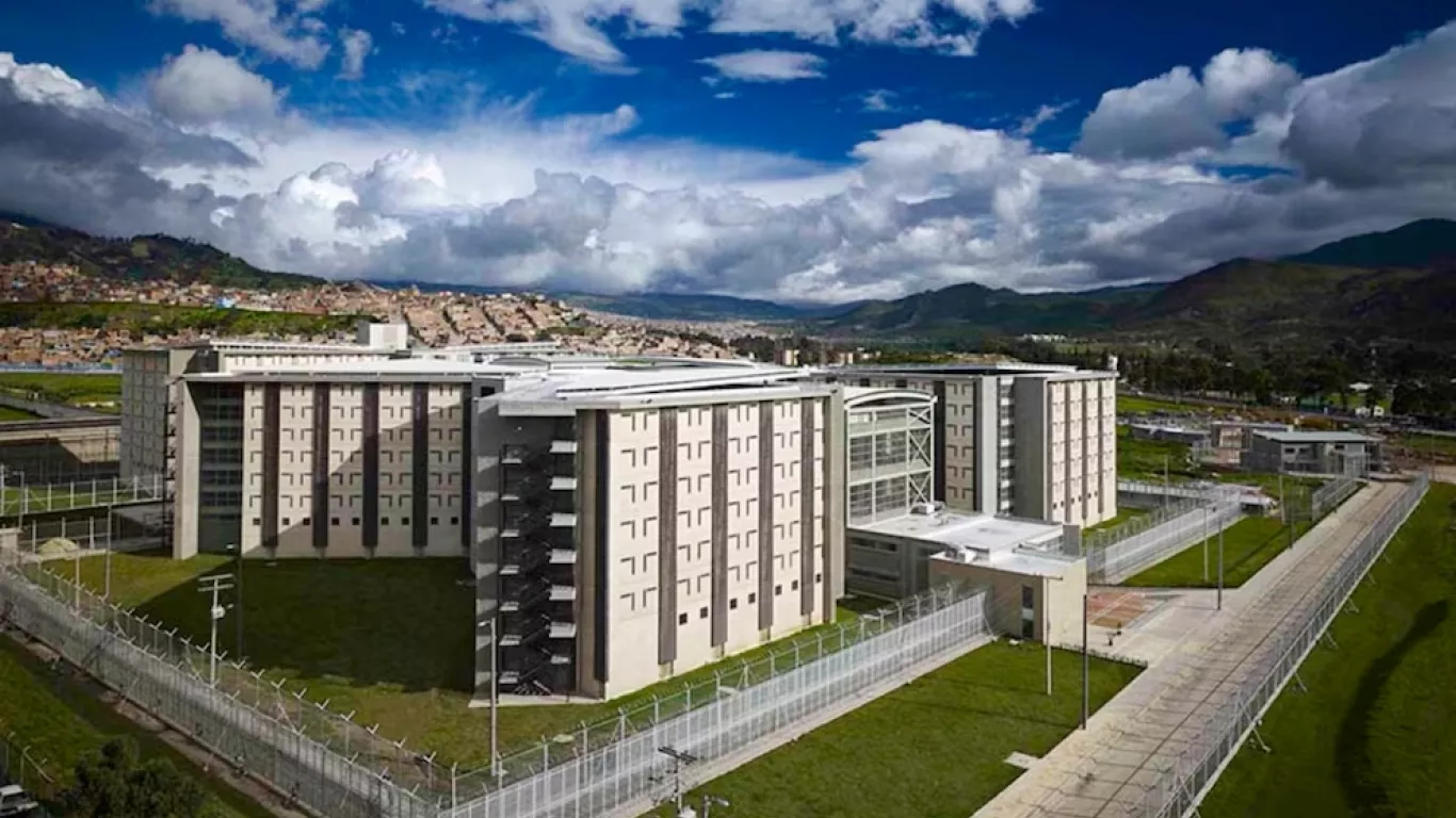 Un muerto y tres heridos deja riña en la cárcel La Modelo de Bogotá