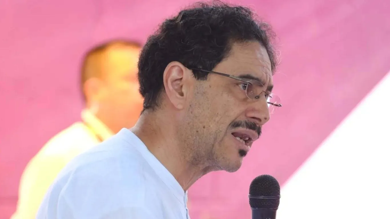 Iván Cepeda denuncia persecución política contra su campaña y acude a ...